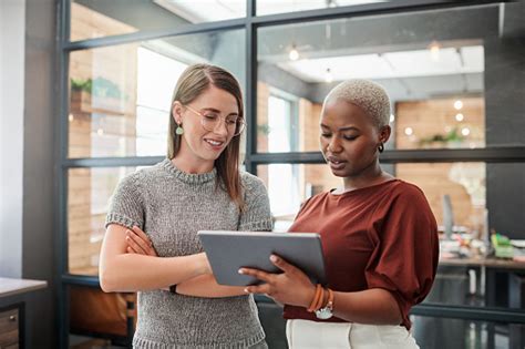 사무실에서 디지털 태블릿에서 함께 일하는 두 명의 사업가의 샷 20 24세에 대한 스톡 사진 및 기타 이미지 20 24세 20 29세 2명 Istock