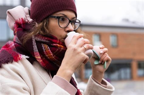 커피를 마시는 클로즈업 여자 무료 사진