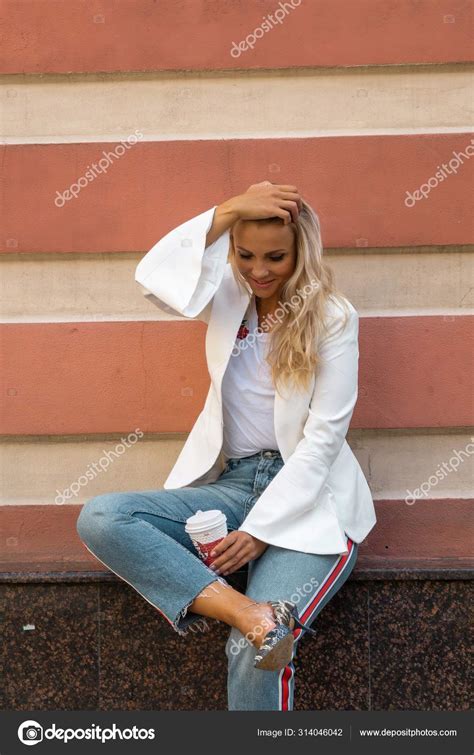 Сексуальная женщина на улице стоковое фото ©mamastocker 314046042