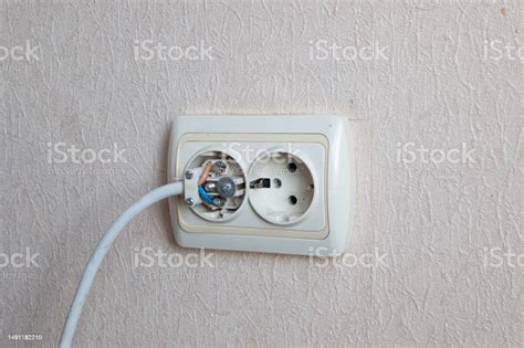 내부에 깨진 전기 플러그가정용 전기 콘센트 벽에 설치된 전기 소켓에서 튀어나와 전력 망에 연결된 베어 라이브 와이어 배선 장치 0명에 대한 스톡 사진 및 기타 이미지