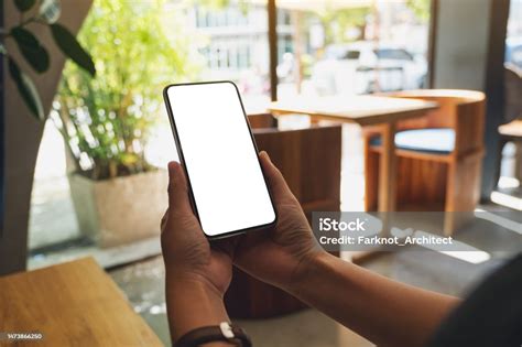 빈 흰색 데스크톱 화면으로 휴대 전화를 들고있는 여성의 모형 이미지 35 39세에 대한 스톡 사진 및 기타 이미지 35 39세 공란 디지털 화면 Istock