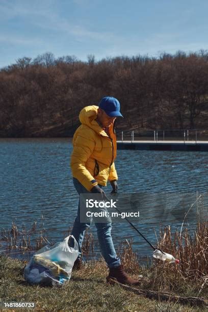자원 봉사자이자 환경 운동가가 쓰레기로 가득 찬 더러운 호숫가를 청소합니다 강에 대한 스톡 사진 및 기타 이미지 강 공원 깨끗한 Istock