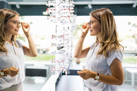 광학 상점에서 안경 프레임을 선택하는 거울 앞에서 세련된 여성 검안에 대한 스톡 사진 및 기타 이미지 검안 고객 검안사 Istock