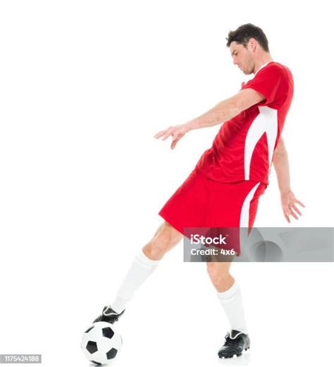 축구 유니폼을 입고 축구공스포츠를 들고 흰색 배경 앞에서 발로 차는 전체 길이1인1인사이드 뷰프로필 보기 3039세 잘생긴 남성중성인 남성중견 축구 선수 30 39세에 대한
