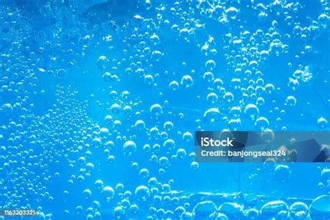 얼음의 질감 얼어 붙은 물 겨울 배경 수중 거품 아름다운 파란색 배경 햇빛에 위로 이동 0명에 대한 스톡 사진 및 기타 이미지 Istock