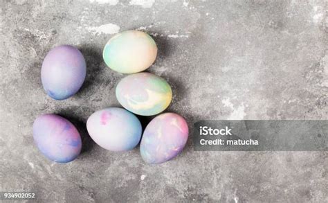 회색 배경에 부활절 색된 계란입니다 보기 상위 공간을 복사 합니다 음식 배경 건강한 식생활에 대한 스톡 사진 및 기타 이미지 건강한 식생활 계절 공휴일 Istock