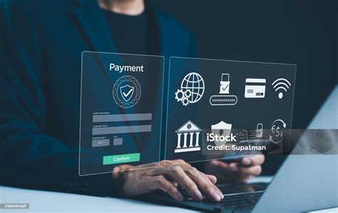 안전한 온라인 결제 거래 프로세스 개념 확인 체크 기호가 있는 디지털 인터페이스를 통해 신용 카드를 사용하여 안전한 온라인 결제를 확인하는 사업가 인터넷뱅킹 핀테크