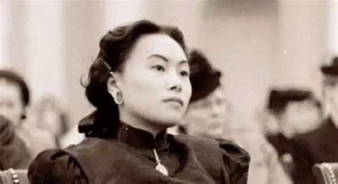 她与丈夫结婚11年，守寡60年，辅佐8位总统，是首个进白宫的华裔陈香梅父亲姐妹