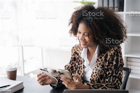 스마트폰 태블릿을 들고 온라인 쇼핑을 위해 신용카드를 사용하는 여성 온라인 쇼핑 개념입니다 20 24세에 대한 스톡 사진 및 기타 이미지 Istock