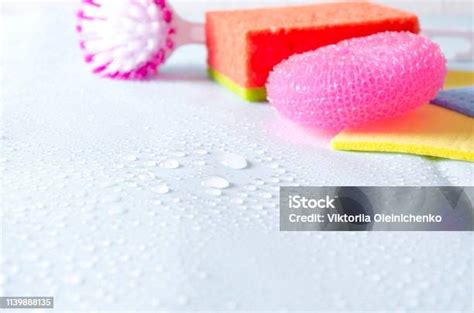 다른 도구를 사용 하 여 집 셀 닝의 개념입니다 파란색 표면과 물이 그것에 방울 청소 항목의 다양 한 세척 후 순도 및 신선도 유지 가사 집안일에 대한 스톡 사진 및 기타