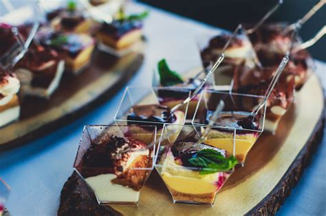 아름 답게 꾸며진 다른 음식 간식과 전채 기업 크리스마스 생일 파티 이벤트 또는 결혼식 축 하에 있는 케이터링 연회 테이블 0명에 대한 스톡 사진 및 기타 이미지 Istock