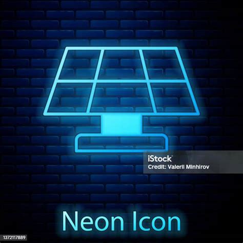 벽돌 벽 배경에 고립 된 빛나는 네온 태양 에너지 패널 아이콘 벡터 0명에 대한 스톡 벡터 아트 및 기타 이미지 0명 개념