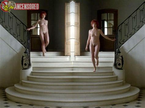 Naked Elsa Zylberstein in La Cloche a sonné