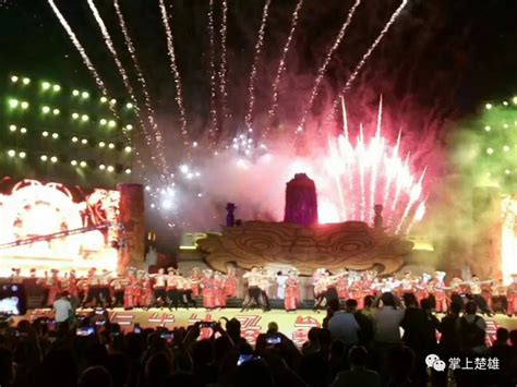 航拍：楚雄“火把节”万人玩火狂欢，祭火大典现场！！！