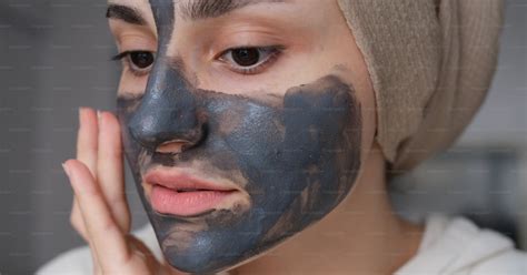 파란 얼굴 마스크를 쓴 여자 사진 Unsplash의 피부 이미지