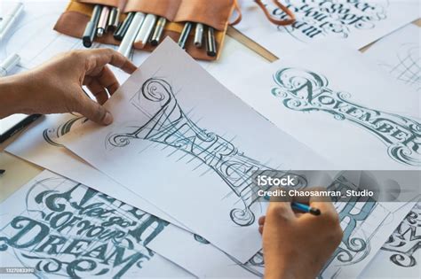 타이포그래피 서예 아티스트 디자이너 드로잉 스케치는 철자펜 브러시 잉크 종이 테이블 아트워크를 편집합니다 직장 디자인 스튜디오 공예에 대한 스톡 사진 및 기타 이미지