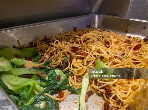 스파게티 Aglio E Olio 고기 조각과 박경채를 곁들인 은색 팬에 얹은 스튜 뷔페 메뉴 0명에 대한 스톡 사진 및 기타 이미지 Istock