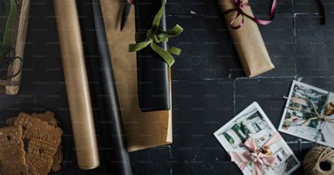 테이블 위에 꽃을 들고 있는 사람 사진 Unsplash의 운세 이미지