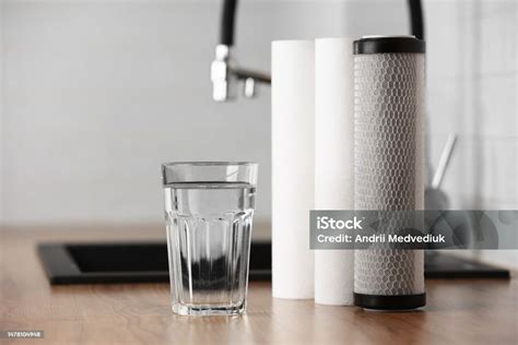 깨끗한 담수 한 잔과 주방 내부의 나무 테이블에 필터 카트리지 세트 역삼 투 정수 시스템 설치 개념 가정용 여과 시스템 수도꼭지에 대한 스톡 사진 및 기타 이미지 Istock
