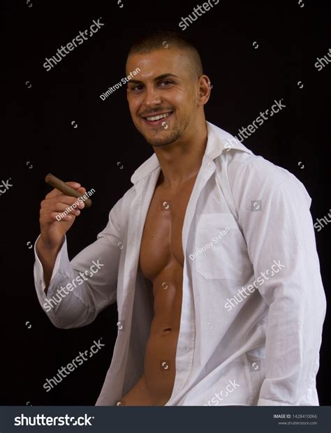 Sexy Muscle Man Smoking Cigarettes Foto Stok 1428410066 Shutterstock