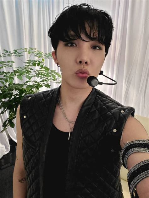 Bts Community Post 🐿호석이 월요일🐨남준이 화요일🐹석진이 수요일🐱융기 목요일🐿호석이 금요일🐤지민이 토요일🐻태형이 일요일🐰정국이단체 5개씩