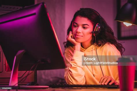 아프리카계 미국인 여자 헤드셋 커피 근처 컴퓨터를 사용 하 여 이동 게이머에 대한 스톡 사진 및 기타 이미지 게이머 데스크탑 컴퓨터 컴퓨터 Istock