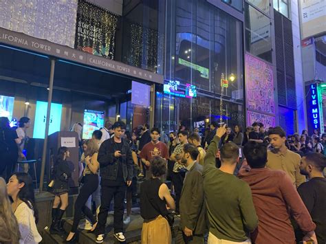 香港兰桂坊酒吧街真实实拍｜我们一行8个人6男2女 香港中西区中环兰桂坊德己立街 20230401 0100 0400 知乎