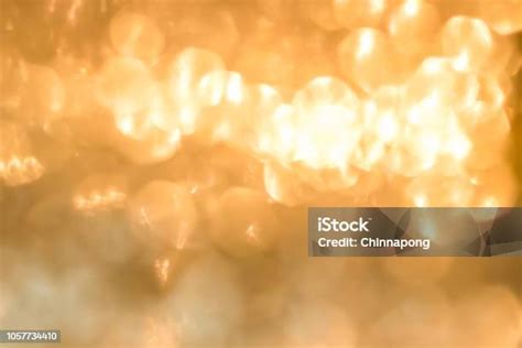 골드 반짝이 밝은 빛나는 흰 빛 빛나는 Bokeh 조명 크리스마스 홀리데이 장식 배경에 대 한 추상적인 배경 흐림 무도회장에
