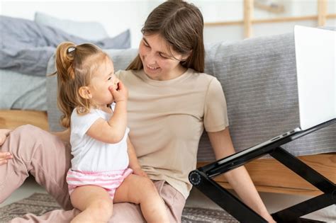 Madre Sonriente Con Hija Foto Gratis