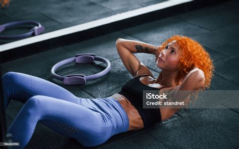 운동에 집중 스포티 한 빨간 머리 소녀는 낮에 체육관에서 피트니스 일을가지고있다 근육질의 체형 가냘픈에 대한 스톡 사진 및 기타 이미지 Istock