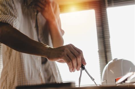 전문 건축가 엔지니어 또는 인테리어 손 분배기 나침반과 건설 현장 건설 엔지니어링 및 비즈니스 개념 사무실 센터에서 직장 책상에 생각을 그리기 건설 산업에 대한 스톡 사진