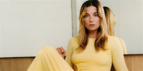 Annie Murphy Is Flying Solo Elle Canada Magazine Beauty Fashion And Lifestyle Trends