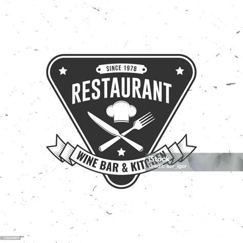 레스토랑 숍 메뉴 헝겊 벡터 일러스트 레이 션 엠블럼 타입 라벨 요리사 모자 포크 및 나이프가 있는 배지에 대한 빈티지 그래픽