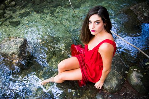 Wanita Cantik Di Tepi Sungai Gunung Dengan Gaun Malam Foto Stok Unduh Gambar Sekarang Istock