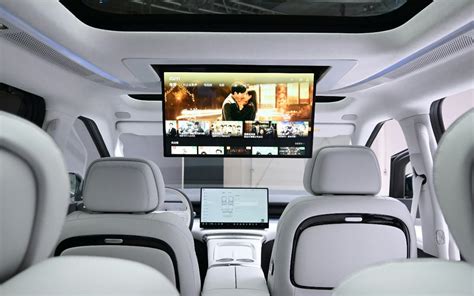 小鹏x9第三排座椅除了头枕高度可上下调节、靠背能放下至170多度易车