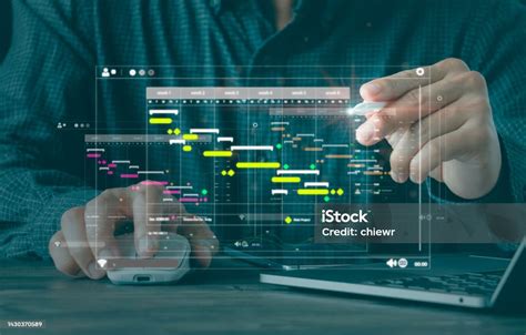 가상 화면에서 Gantt 차트 계획을 업데이트하는 프로젝트 관리자 및 회사 비즈니스 프로젝트 관리 시스템을위한 일정 인터페이스로 마일스톤 진행 계획 계획에 대한 스톡 사진