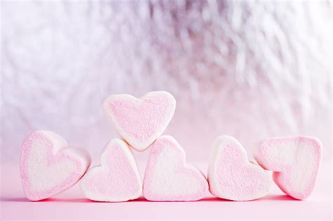 파스텔 발렌타인 배경은 분홍색과 은색 배경에 마음의 형태로 마시멜로 수플레로 만든 복사 공간이있는 발렌타인 데이 컨셉 개념에 대한 스톡 사진 및 기타 이미지 Istock