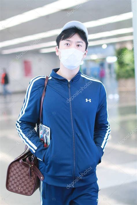 El Actor Chino Mao Zijun Llega A Un Aeropuerto De Beijing Antes De La Salida En Beijing China