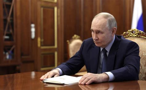 Путин поручил запретить использование иностранных мессенджеров в России