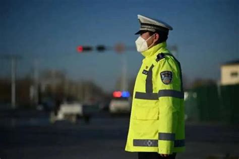 望都交警坚守岗位战严寒，恪尽职守保畅通澎湃号·政务澎湃新闻 The Paper