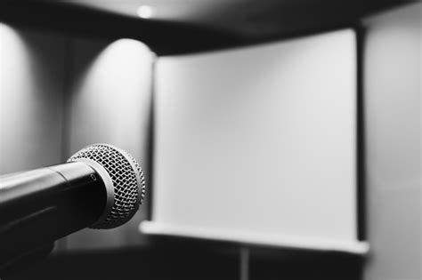 마이크 연단 및 기자 회견에 대 한 회의실의 뒷면에 프로젝터 화면에서 사용할 준비가 선택적 초점입니다 흑백 사진입니다 프리젠테이션 연설에 대한 스톡 사진 및 기타 이미지