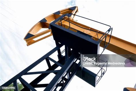 산업 풍경 유전 푸른 하늘에 오일 펌프 석유 생산 원자재 가공 석유 배럴의 판매 및 비용 의 개념 0명에 대한 스톡 사진 및 기타 이미지 Istock