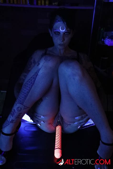Kinky Chick Sully Savage Exposes Her Tattooed Cunt 16 Photos