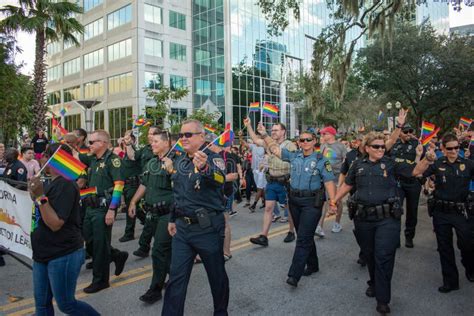 Oficiales De Policía Gay En El Desfile Del Orgullo Gay En El área 257