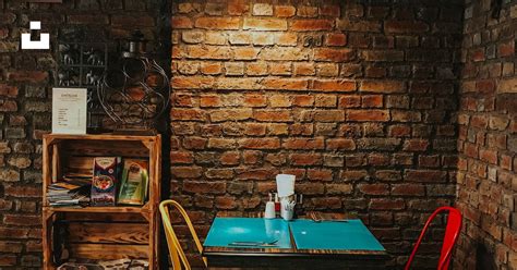 갈색 벽돌 벽 옆에 사각형 파란색 나무 테이블 사진 Unsplash의 무료 밤 이미지