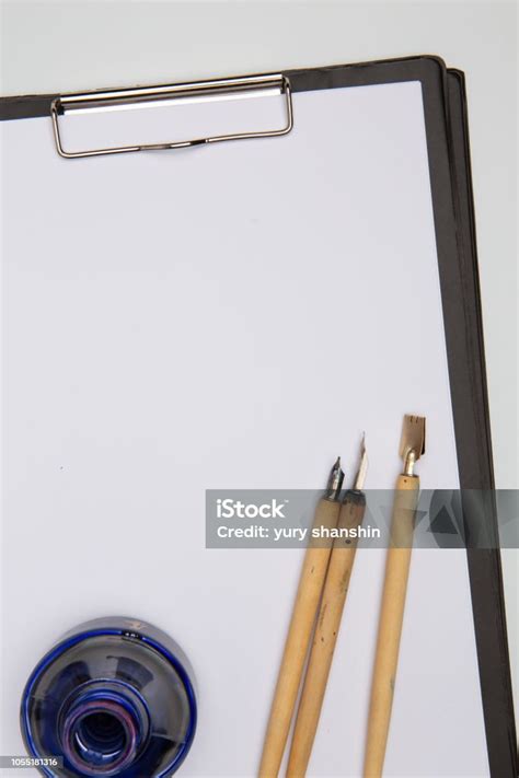 종이 빨강 녹색 파란색 색상 잉크와 펜촉와 오래 된 빈티지 서 예 펜의 흰색 빈 시트 레터링 워크숍 세부 정보 평면도 복사 공간 흰색 바탕에 개념에 대한 스톡 사진 및 기타