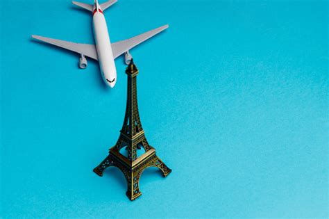 비행기로 여행하는 개념 하얀 장난감 비행기가 여행을 하고 있습니다 전면 보기입니다 청록색 배경 복사할 장소입니다 여유 공간 0명에 대한 스톡 사진 및 기타 이미지 Istock