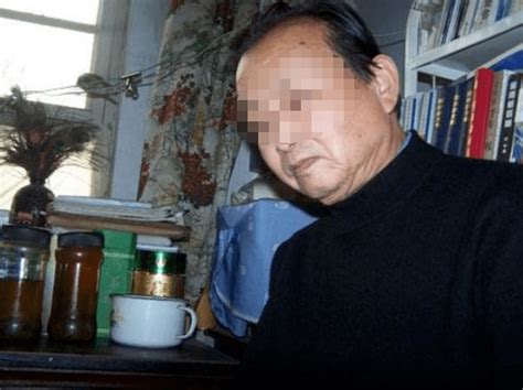 一退休老教师在毒窝卧底11年送出900多条秘密情报这天毒贩家的厨子找到他快跑你被发现了他们要活剐了你 傅衍鲲 侄子 毒枭