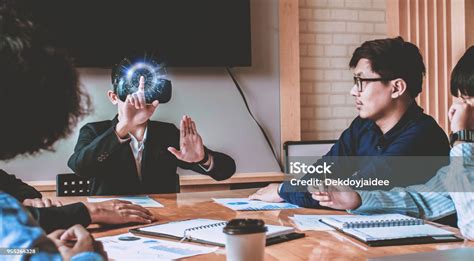 아시아 실업가 착용 하는 가상 현실입니다 Vr 기술 미래에 책상에 대 낮에 회의에서 가상현실에 대한 스톡 사진 및 기타 이미지 가상현실 개념 개발 Istock