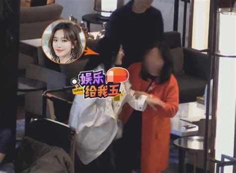 秦岚素颜现身酒店皮肤超好会面中年男士疑似相亲 搜狐大视野 搜狐新闻